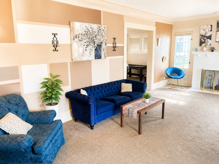 Spacious 4br Family Home Sleeps 10, Great Location - アクロン, OH
