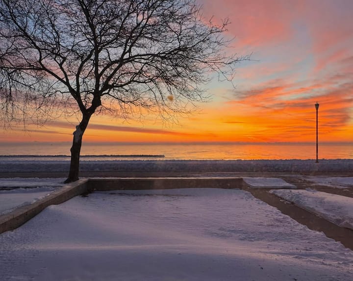 Lakefront Oasis- 4bdrm, Spa &Sauna Perfect Getaway - Racine, WI