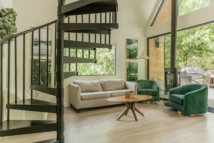 Creekside Views Luxury Cabin | Hot Tub | Fire Pit - United States