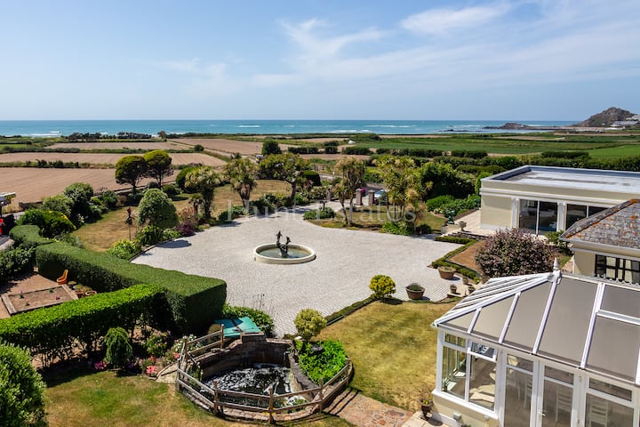 Coastal Family Home, Sea Views, Indoor Pool - Jersey