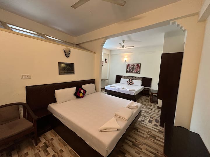2 Double Beds - 2 Km From Tajmahal ( Max House) - Agra