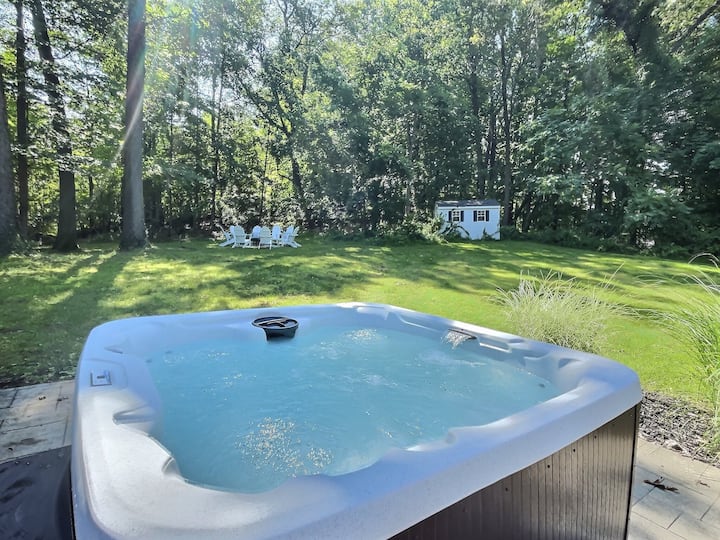 Charming Getaway 16mi To West Point With Hot Tub! - Newburgh, NY