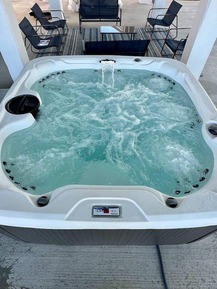 Cozy Beachside Escape W/ Hot Tub & Coastal Charm - Crystal Beach, TX