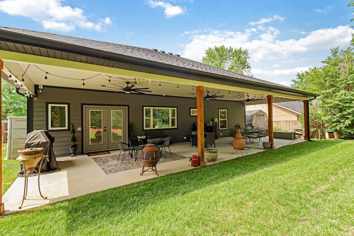 Modern Sanctuary With Large Patio - Fayetteville, AR