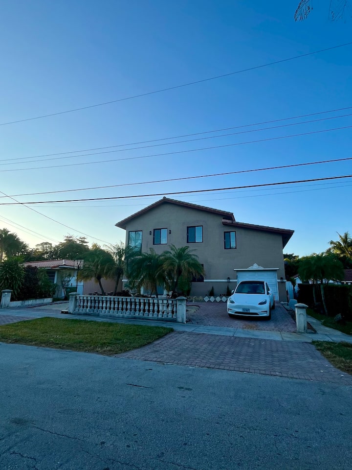 Miami Gables Villa Sleeps 10 Pool Free Park Pets - Coral Gables, FL