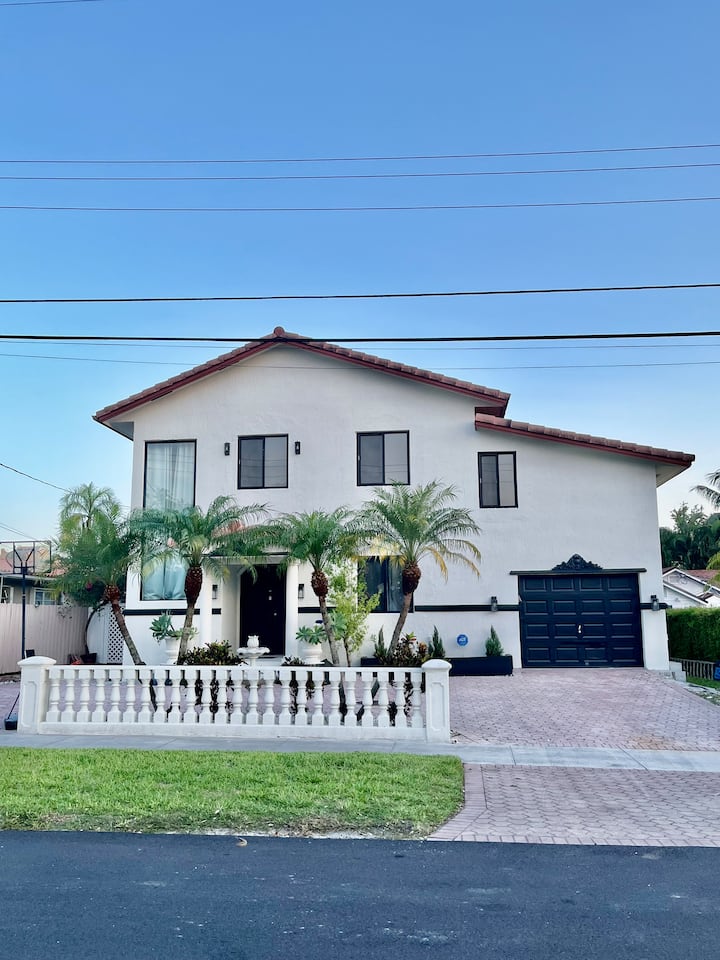 Miami Gables Villa Sleeps 10 Pool Free Park Pets - Coral Gables, FL