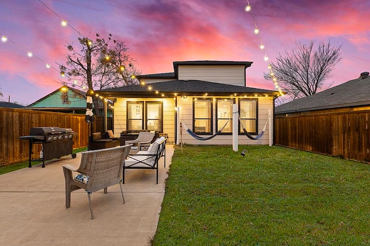 Kingbed | Hottub |Private Yard| Garage | 2449 Ft² - Dallas, TX