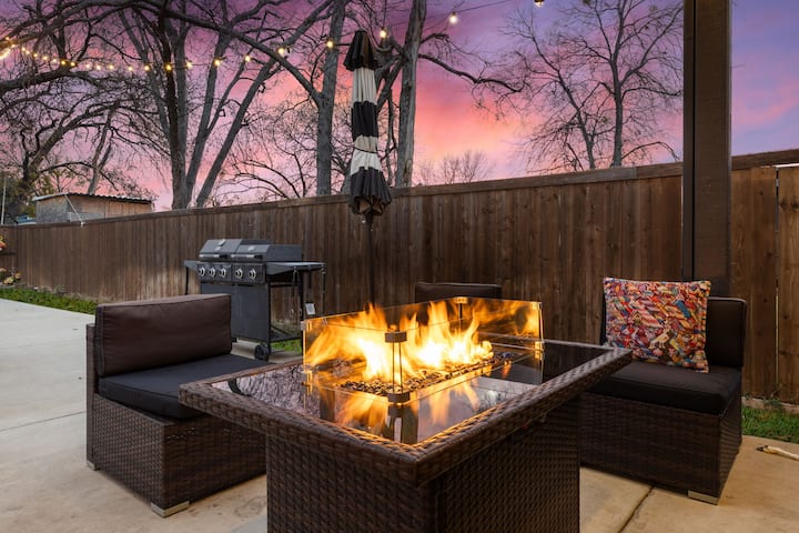 King Bed | Hot Tub | Private Large Yard + Garage - Dallas, TX