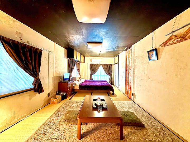 【日本体験】和室とベッドのレトロモダンな屋上付きの一部屋のみの小さなお宿、駅徒歩6分 - Yokosuka