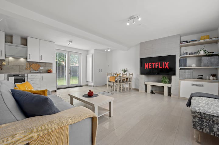 Cosy Modern House With Parking - Warrington