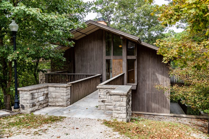 Crescent Park Treetop Cottage -2br -Kitchen -Deck - Eureka Springs, AR