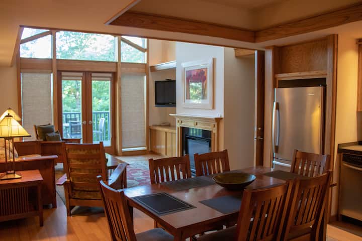Crescent Park Treetop Cottage -2br -Kitchen -Deck - Eureka Springs, AR