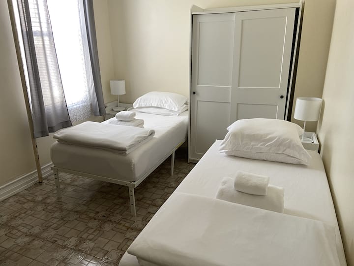 2 Twin Beds, Cozy, 50" Tv, Low Cleaning Fee!