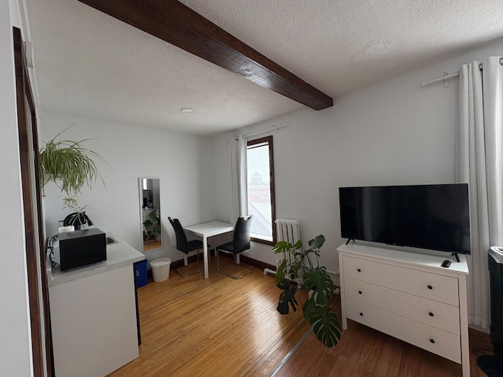 Queen Suite With Kitchenette | Stone House Kenora - Kenora