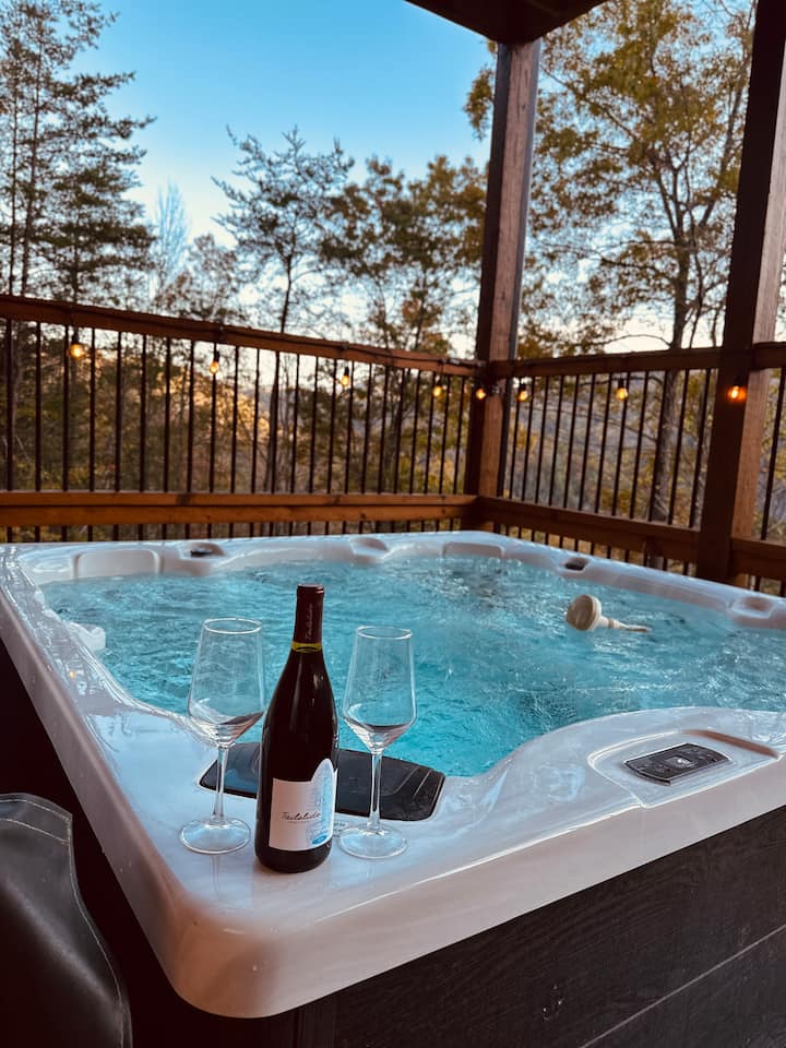 Luxury Smoky Mtn Cabin | Hot Tub•theater•game Loft - Townsend, TN