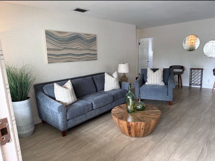 Cozy 3bdr Home In Heart Of Tampa, Walk To Stadium - Tampa, FL
