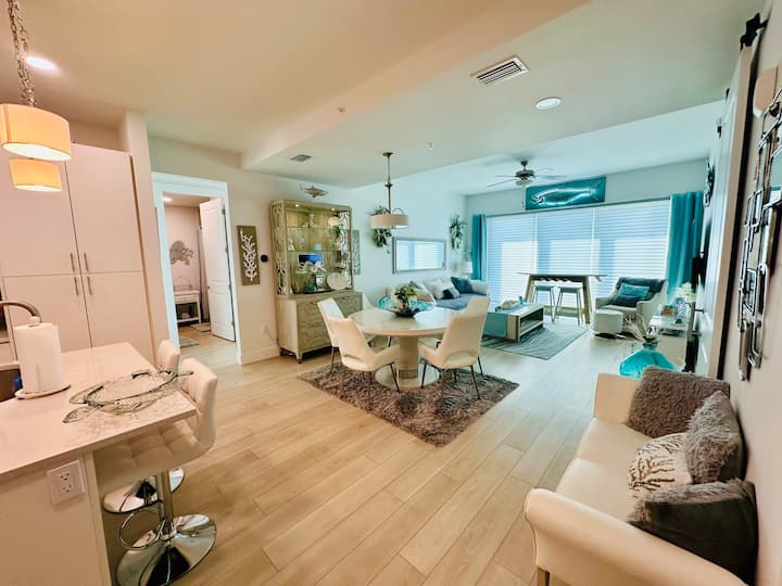 The Harbor New Luxury Top Floor Corner Unit Condo - Madeira Beach, FL