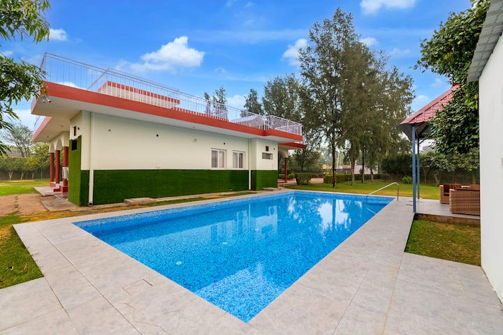 Luxe Farm Stay Pool, Pets & Outdoor Fun - Manesar