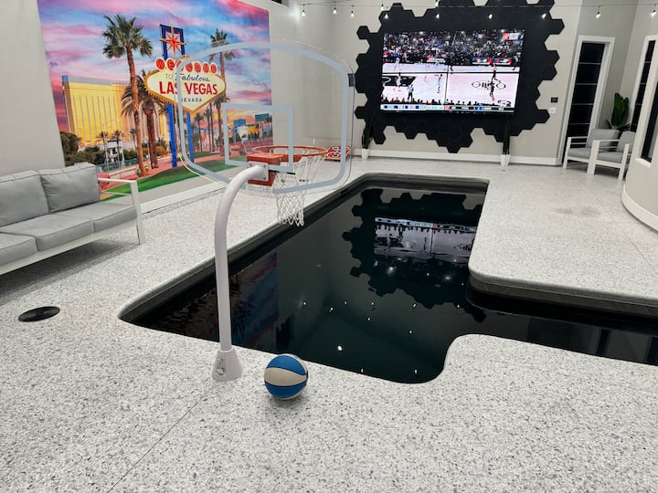 10bd/luxurious Indoor Pool/game Room/130”tv Wall - Las Vegas, NV