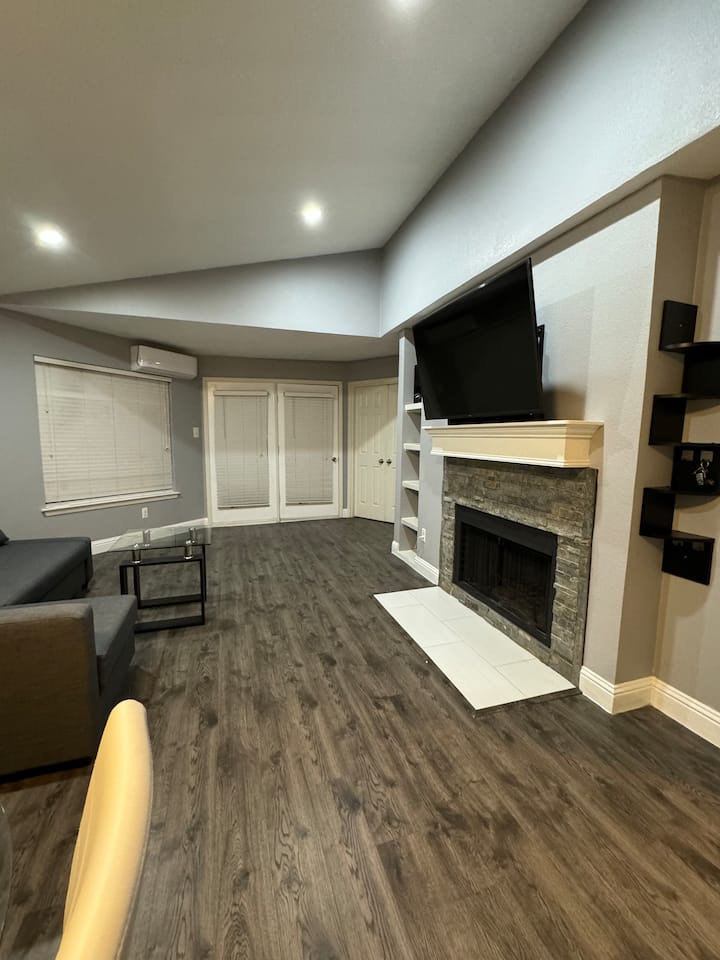 Clean & Cozy 1 Bed 1 Bath Condo - Dallas, TX