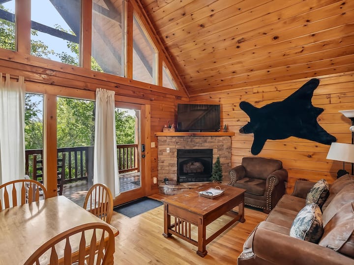 Reduced Rates! Hot Tub, Pool Table + Game Room! - Gatlinburg, TN