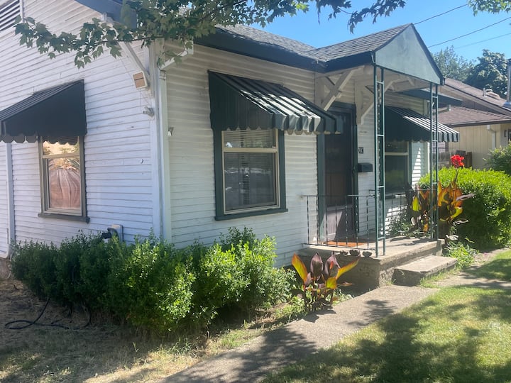 Cozy House With Ev Charger - メドフォード, OR