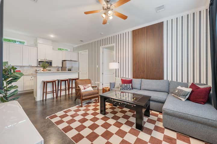 Aggieland Gameday Guesthouse! Walk To Kyle Field - College Station, TX