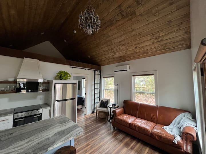Private Cottage Downtown- Vaulted Ceilings - Summerville, SC