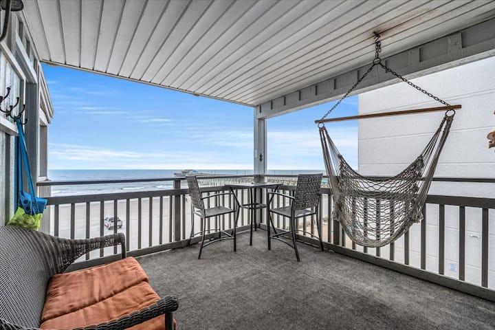 Third Floor Condo With Sky Lights - Garden City, SC