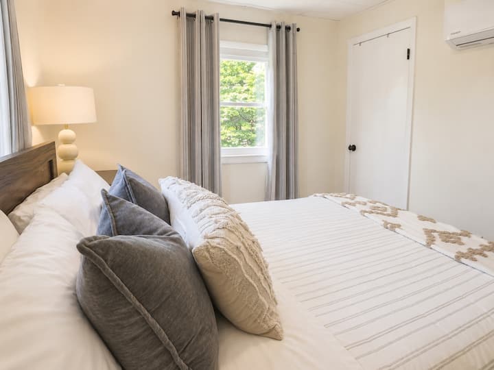 The Lookout!: Renovated 2nd Floor Apt - Rehoboth Beach, DE