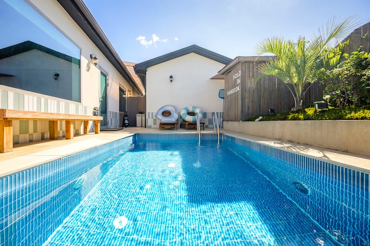 함덕해수욕장 도보1분 풀빌라｜5% 할인중｜수영장 무료이용｜델문도3분｜런던베이글15분 - 조천읍