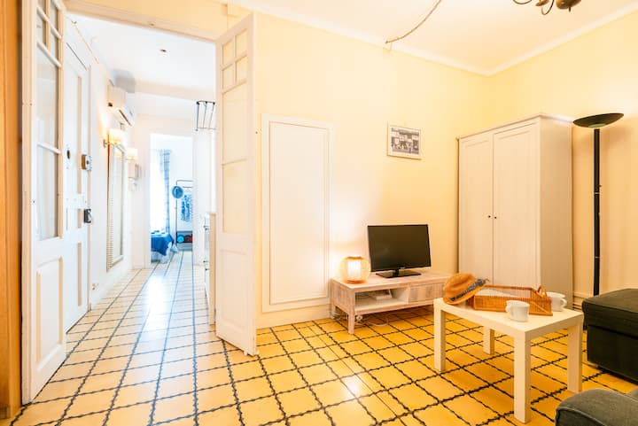 Central Apt. 10 Mins To Sagrada Familia And Sea - La Barceloneta