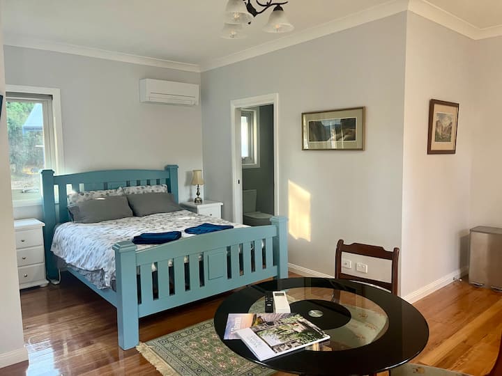 Tudor-style Bowral Studio - Bowral