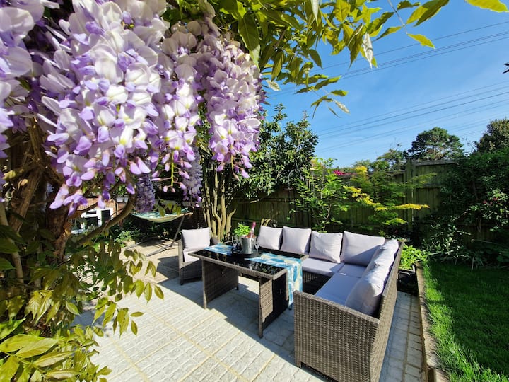 The Hideaway: Serene Garden, Sun Terrace & Parking - Wareham