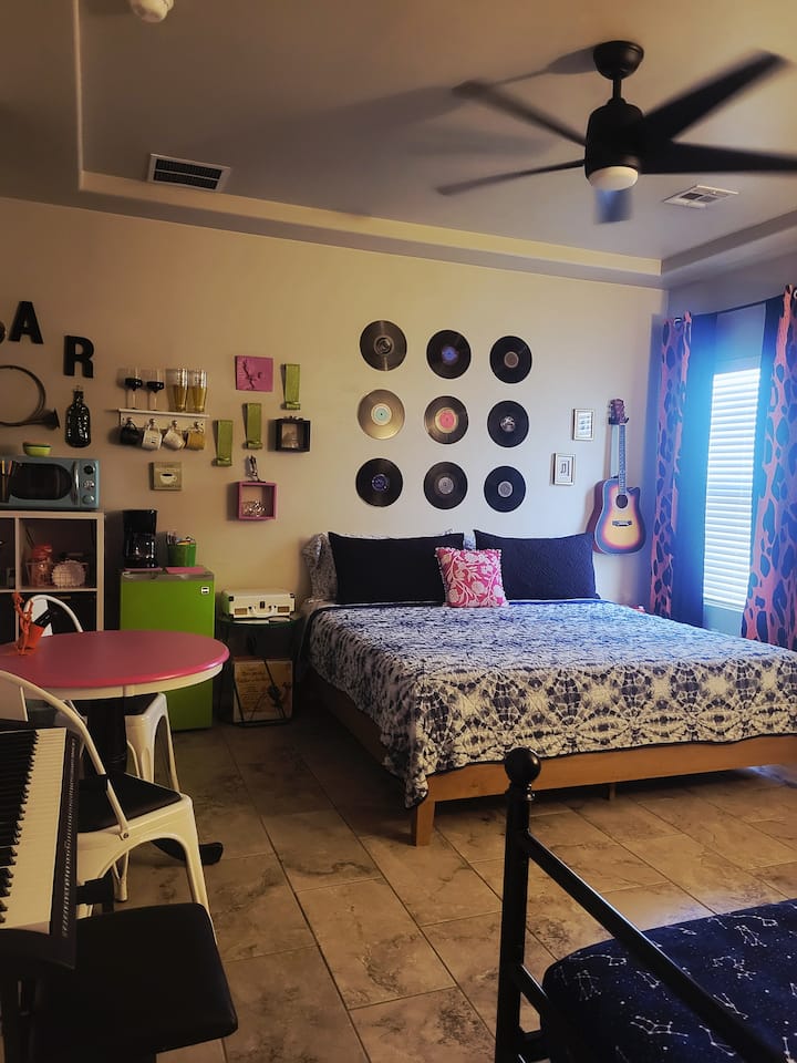 King Bed, Sleeps 4, Parks, Playground, Huge Shower - Las Cruces, NM