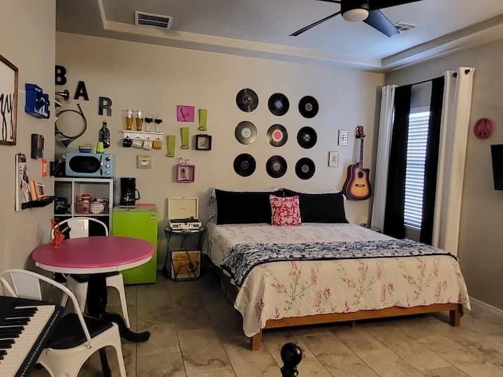 King Bed, Parks, Playground, Huge Walk-in Shower! - Las Cruces, NM