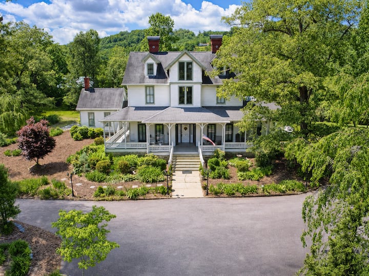 Beautiful Victorian Mansion On 5 Acres Near Avl! - Hendersonville, NC