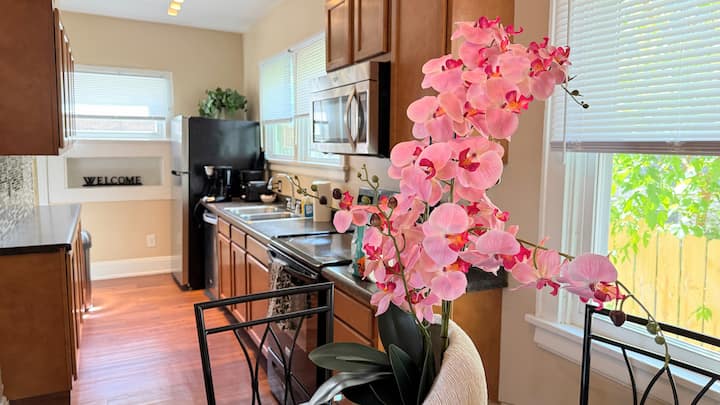 Charming 4br Home With 2 Baths - Central In Cincy! - シンシナティ, OH