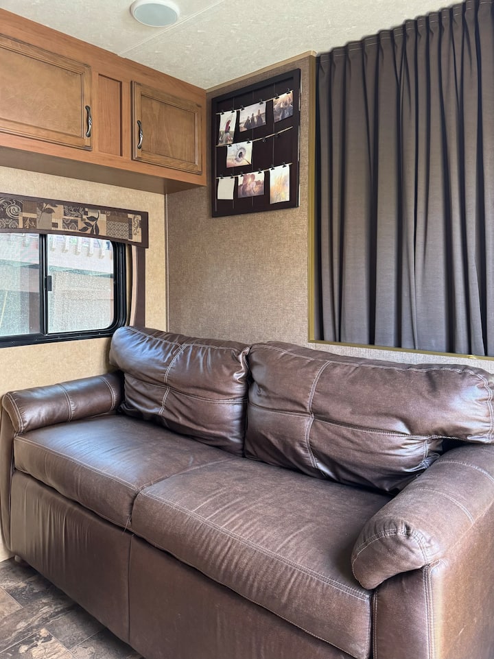 Camper W/ Queen Bed & Full Size Bunk Beds - Yellowknife