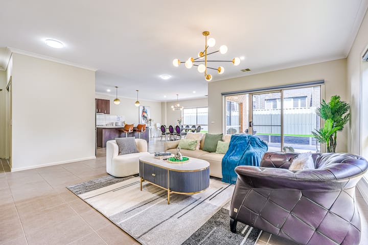 9bed 5-bathroom Luxe Family House Double Storey - Werribee