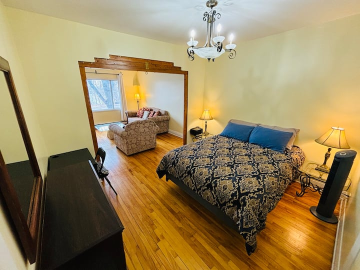 2 Bedroom Apartment & Parking, 15 Minutes Downtown - Dorval