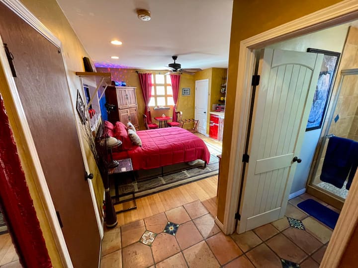 The Bee Garden: Private & Cozy W/ Kitchenette - Van Nuys - Los Angeles