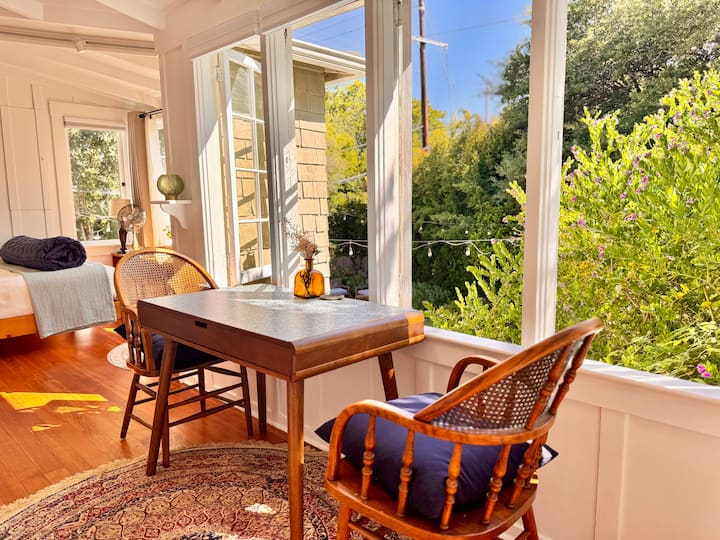 Downtown Garden View Victorian Studio Apartment - Neverland, Santa Barbara