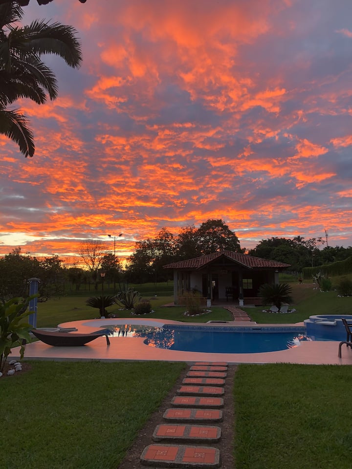 Cómoda Finca Familiar En Cerritos - La Virginia