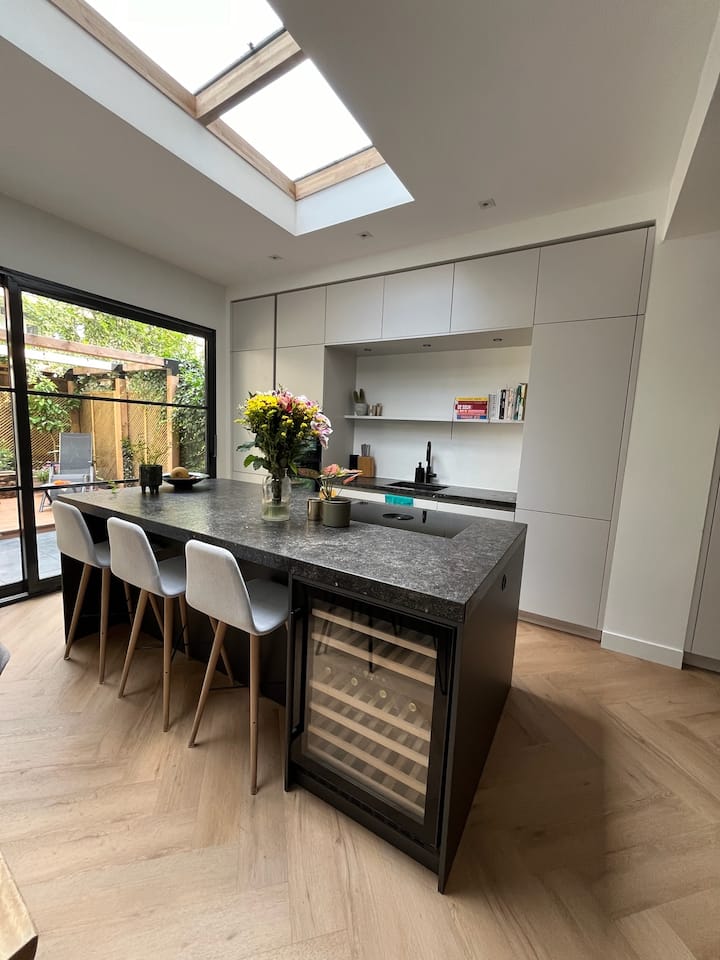 Spacious, Private Apartment + Garden! Ground Floor - 암스테르담