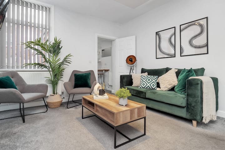 Near Alton Towers | En-suites & Comfy Beds - Stoke-on-Trent