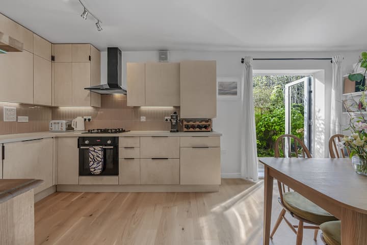 Nunhead Green Getaway - Bromley