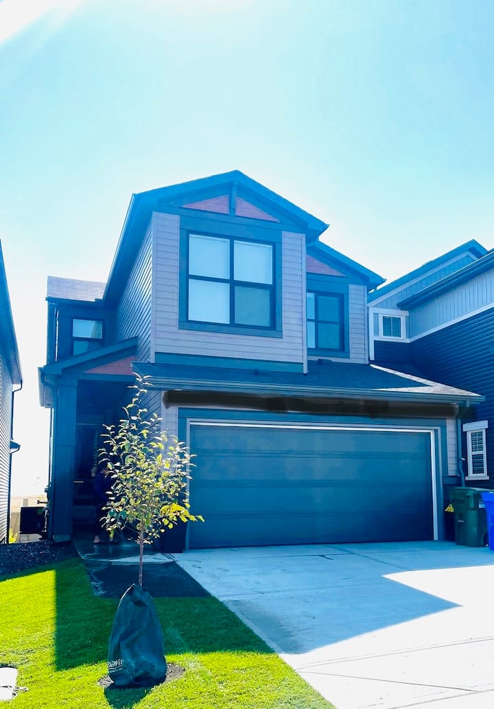 Bright Modern 2bd • Quiet Near Airport • Free Park - Calgary