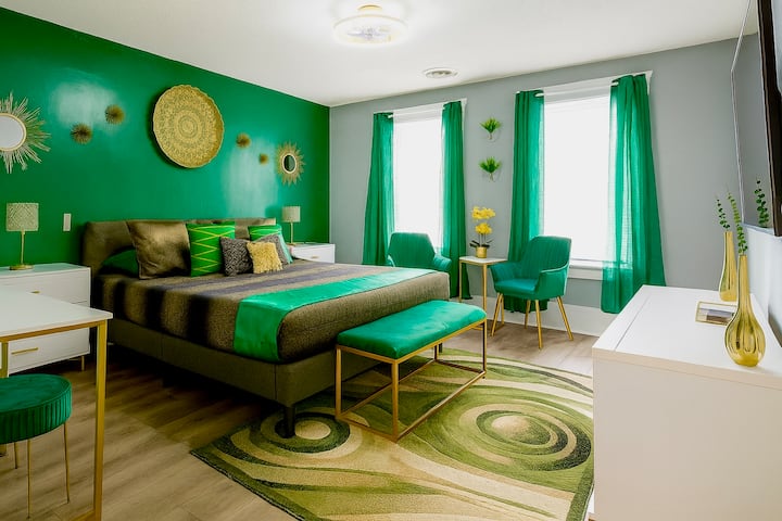 Tremont Emerald: 1br By Christmas Story House •Up - Cleveland, OH