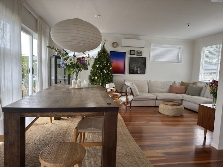 Open Sunlit Family Style Home With Pool - Tauranga
